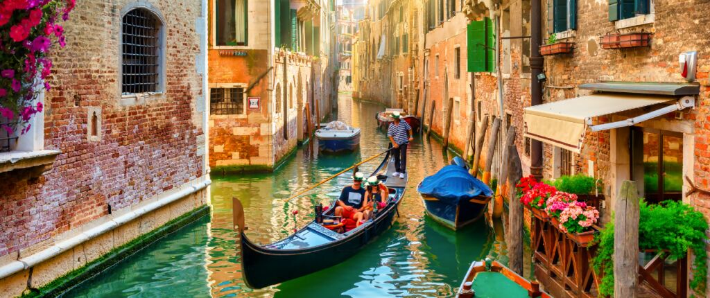 Fluorescerend groen water in Venetië, mogelijke oorzaken