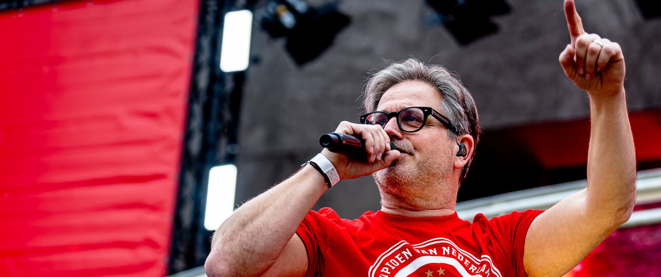 Guus Meeuwis in Guinness Book of Records, en in brons gegoten