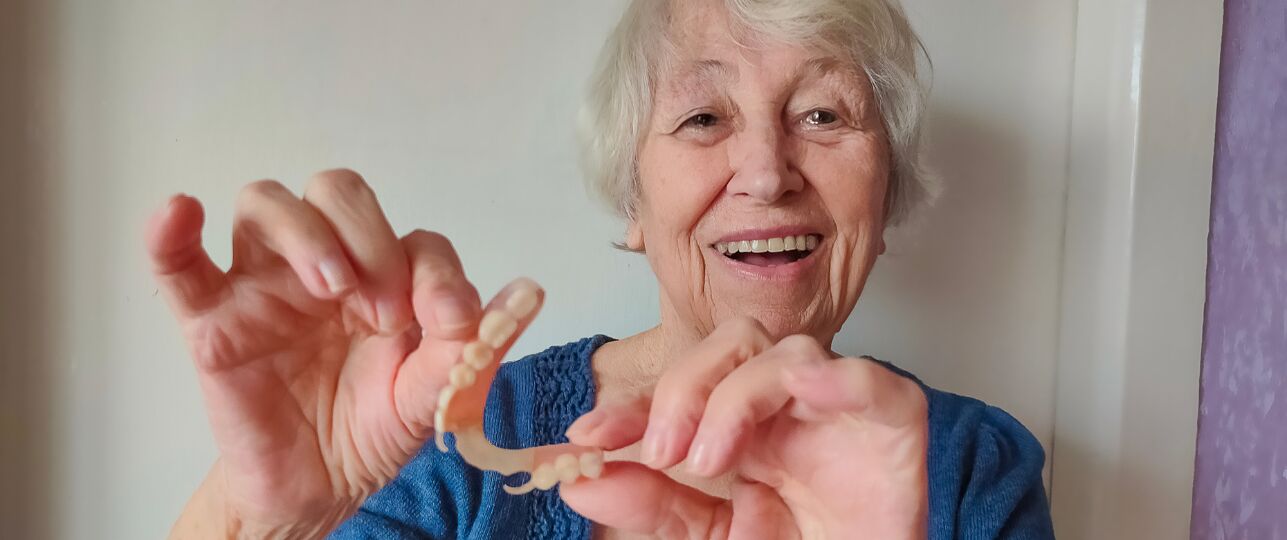 Kunstgebit verzorgen en onderhouden: de beste tips en weetjes
